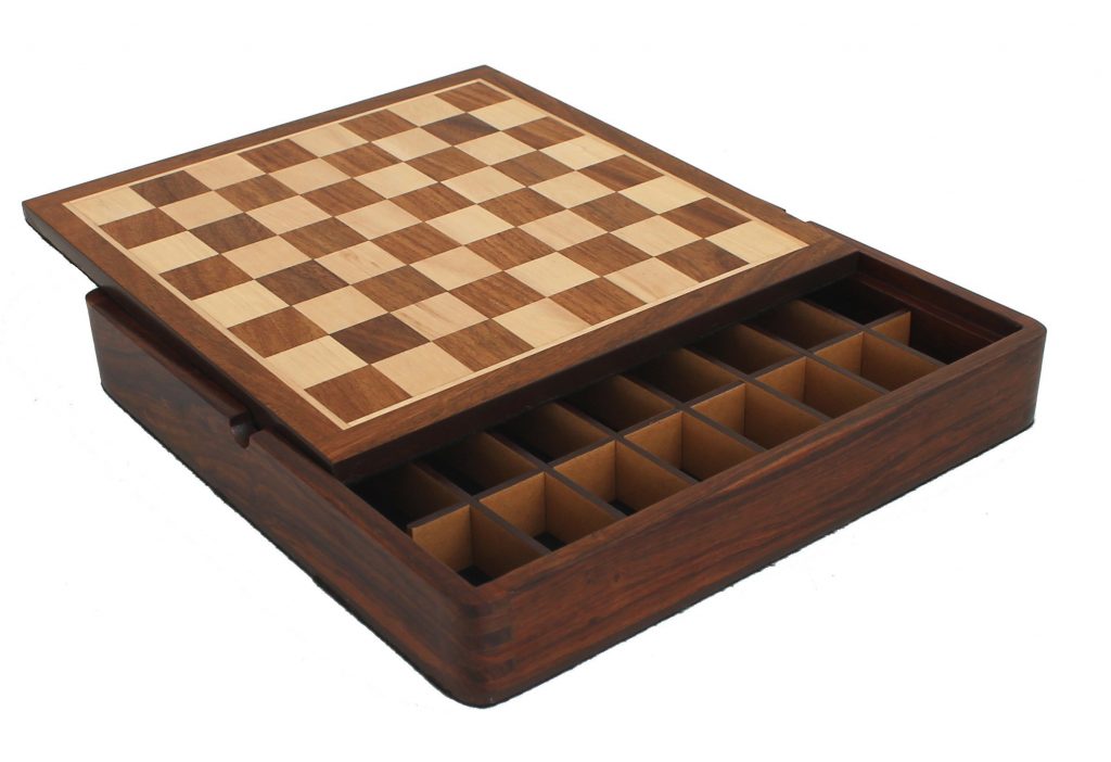 Schachbrett aus hellem Rosenholz mit integriertem Stauraum – King-Chess.de